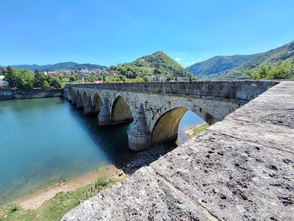 Jedan dan u Višegradu: Andrić je živ, Andrićgrad kuburi